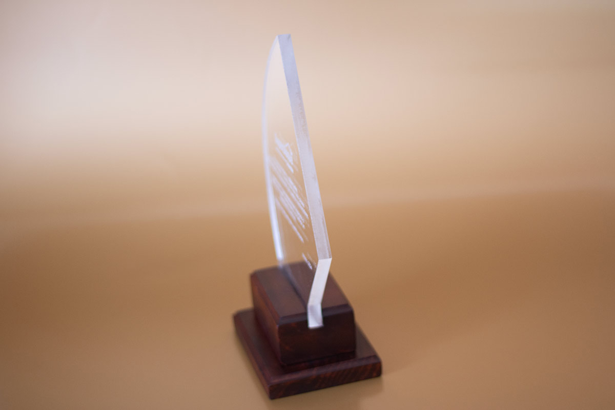 Reconocimiento Acrílico de 10 mm con Grabado Láser y Base de Madera ...